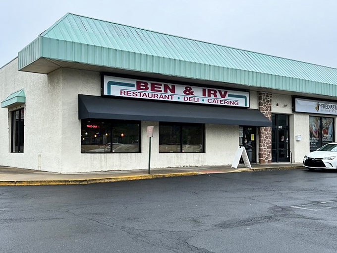 The exterior view that Pennsylvania sandwich pilgrims seek out. That sign promises deli salvation to all who enter.