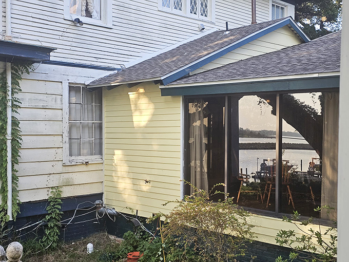 Waterfront dining that adds another dimension to your meal. Those windows frame more than just pretty views &ndash; they're portals to paradise.