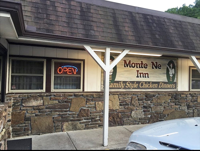 That neon "OPEN" sign might be the most beautiful sight in Arkansas when you're hungry for chicken that's worth crossing state lines to devour.