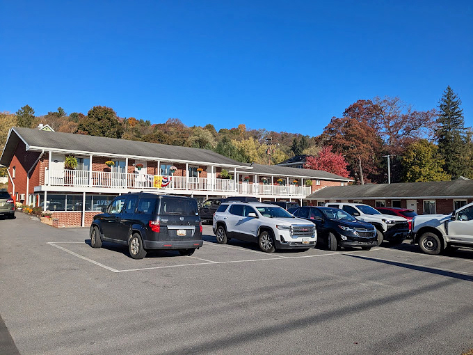 This unassuming motel represents Oakland's practical charm&mdash;no pretension, just clean rooms with mountain views that five-star hotels would charge quadruple for.