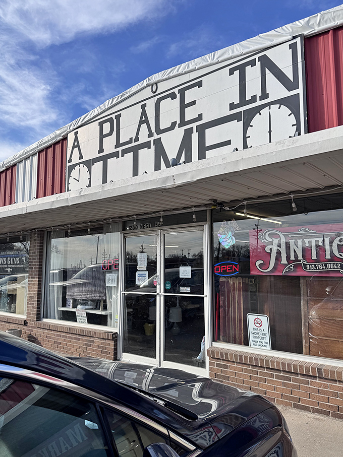The patriotic facade gives this treasure hunt headquarters a distinctly American flavor. Like Uncle Sam decided to open a time capsule business.
