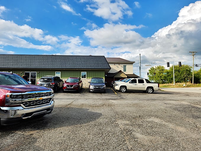 A full parking lot at a rural intersection is the Midwest's version of a Michelin star. The locals have spoken.