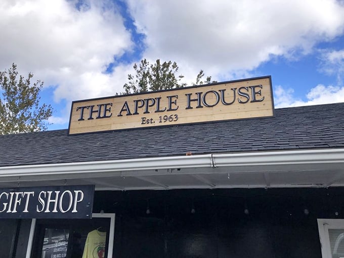 A sign that's become a beacon for hungry travelers. Like the North Star for food pilgrims, it's guided generations to apple-cinnamon happiness since 1963.