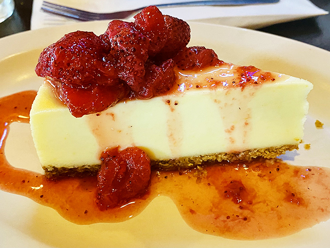 Cheesecake topped with berries: for when your stomach says "no more" but your heart whispers "make an exception."