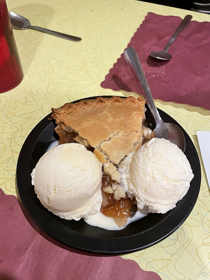 Apple pie &agrave; la mode&mdash;the grand finale that proves Southern Kitchen understands the importance of ending on a sweet note that honors tradition.