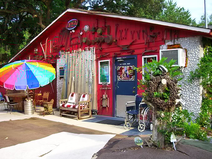 The Old School Diner's fa&ccedil;ade is what happens when Southern hospitality meets artistic hoarding &ndash; a delightful visual feast before the actual feast begins.