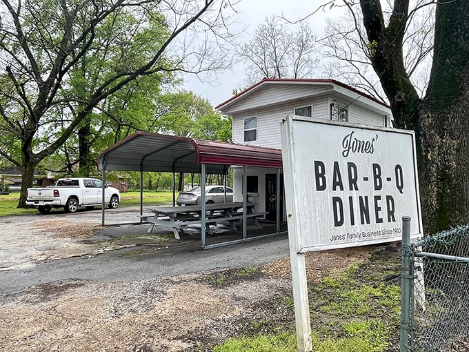 Jones' Bar-B-Q Diner: "The sign says it all &ndash; family business since 1964. When your barbecue's this good, you don't need fancy architecture."