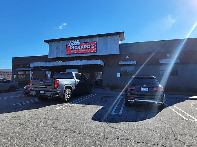 Behind this humble fa&ccedil;ade lies smoked pork shoulder that could make a vegetarian reconsider their life choices.
