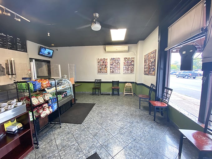 Simplicity reigns in this no-frills dining space where the food does all the talking. Forget fancy chandeliers&mdash;they'd just distract from gyro perfection.