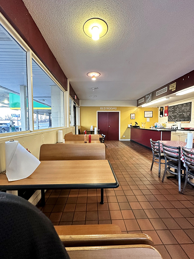 No-frills dining at its finest&mdash;where the only decoration needed is the aroma of smoked meat wafting through the air.
