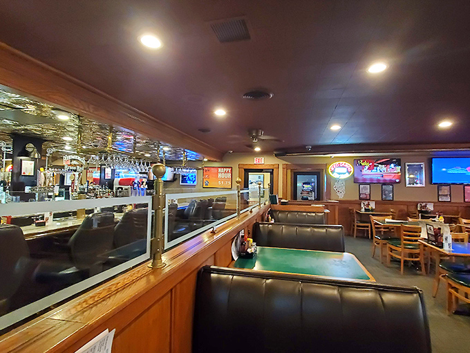 Leather booths and wood paneling create that perfect "come as you are" steakhouse vibe. Like a warm hug from your favorite midwestern uncle.