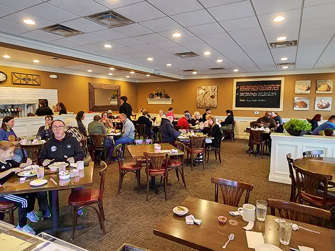 The bustling dining room hums with the symphony of clinking coffee mugs and satisfied conversation – breakfast theater at its finest.