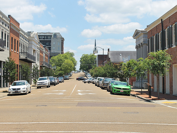 Wide streets lined with architectural treasures make downtown Natchez a walker's paradise&mdash;each step brings you face-to-face with another slice of Mississippi history.