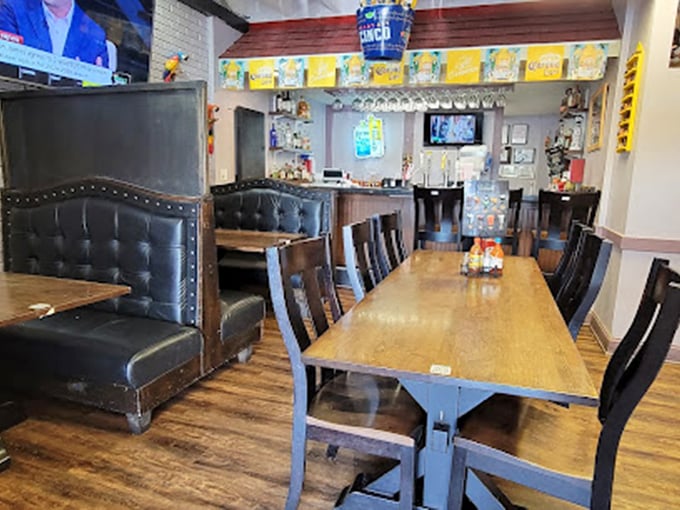 Inside, leather booths and wooden tables create that perfect "no-frills" atmosphere where you know the focus is squarely on the food, not the furniture.
