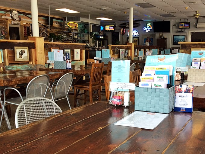 Rustic wooden tables await your crab-cracking adventures, while hints of the arcade beckon from beyond. Decisions, decisions!