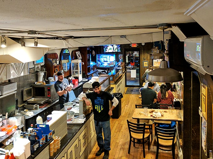 The narrow, no-nonsense interior says it all&mdash;this place isn't winning design awards; it's too busy perfecting the art of seafood that makes you swoon.