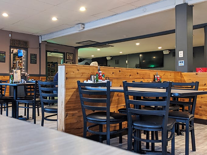 Warm wooden dividers and simple seating create the perfect backdrop for serious comfort food indulgence. No distractions from the main event here.