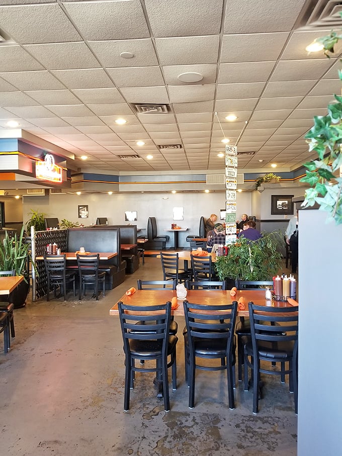 Simple, comfortable, and focused on what matters: a dining room where the aroma of hickory smoke serves as the most enticing decoration.