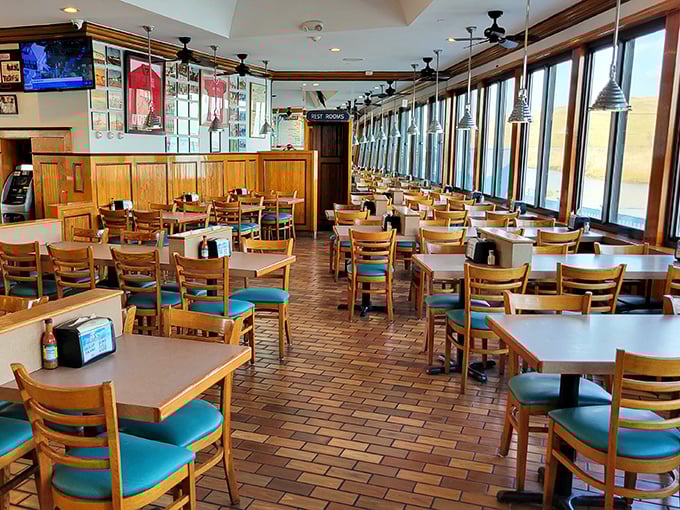 Simple wooden tables, turquoise accents, and windows overlooking the water&mdash;the ideal setting for communion with creatures of the deep.