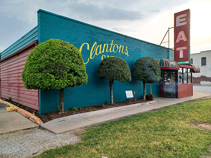 Turquoise charm with a side of history. Clanton's bold "EAT" sign cuts right to the chase, no GPS required.