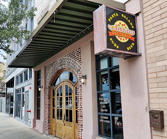 Pizza paradise found! Sarducci's blends old-world charm with Gulf Coast hospitality&mdash;the culinary equivalent of finding money in last year's jacket.