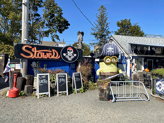Pirates, skulls, and a random Minion—Stowe's eclectic personality is the seafood equivalent of your eccentric-but-lovable uncle.