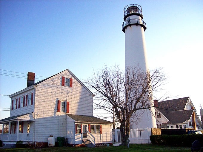 At dusk, the lighthouse takes on a golden glow, as if Mother Nature decided to spotlight this maritime landmark.