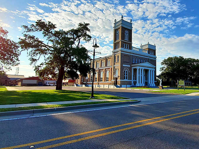 Canton's town square looks like a movie set &ndash; because it actually has been one! Those brick buildings have starred in Hollywood. 