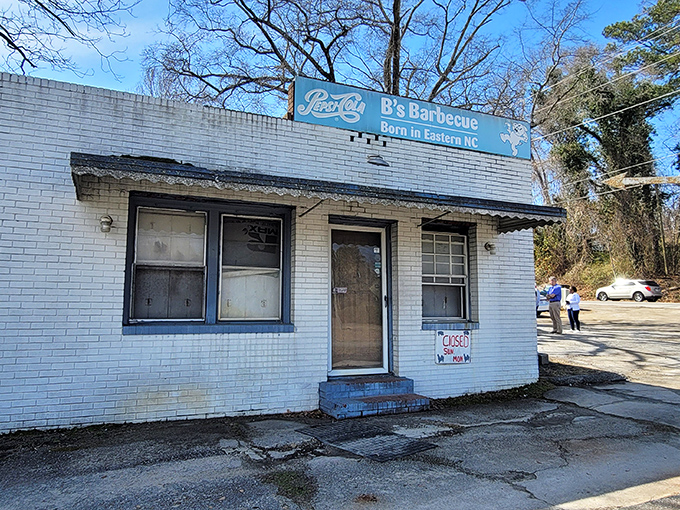 B's Barbecue's unassuming white brick fa&ccedil;ade hides culinary treasures that locals line up for before dawn &ndash; no website needed.
