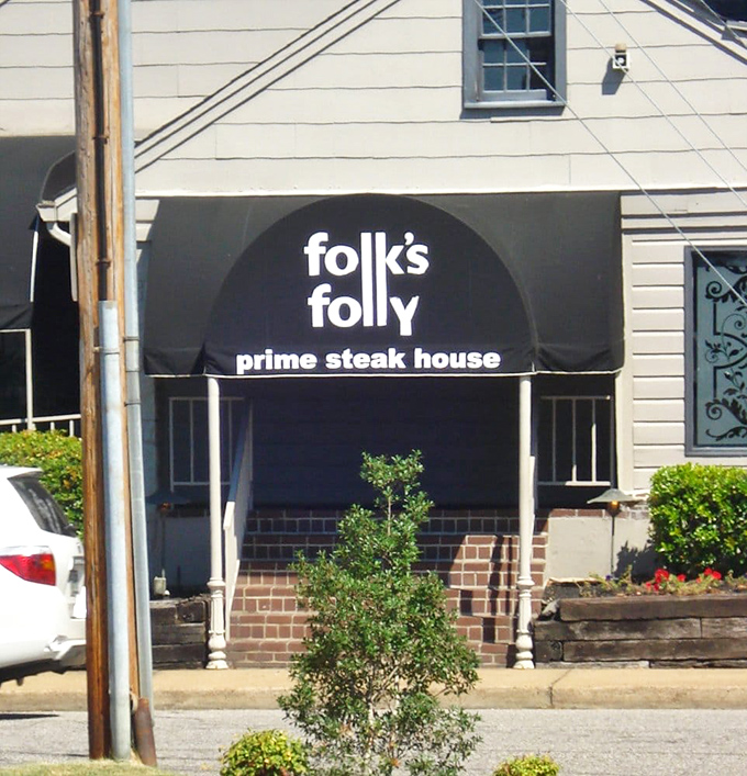 Folk's Folly looks like your successful aunt's house, if your aunt happened to serve the best prime rib in Memphis.
