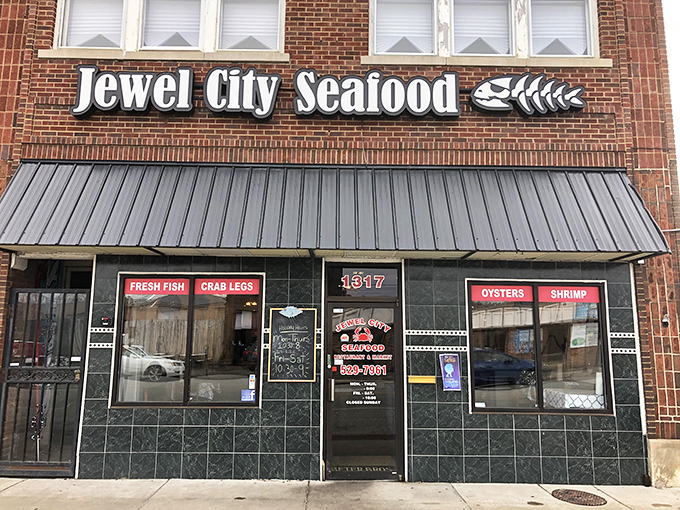 Jewel City Seafood's no-nonsense storefront tells you exactly what you're getting. No fancy frills, just "FRESH FISH" and "CRAB LEGS."
