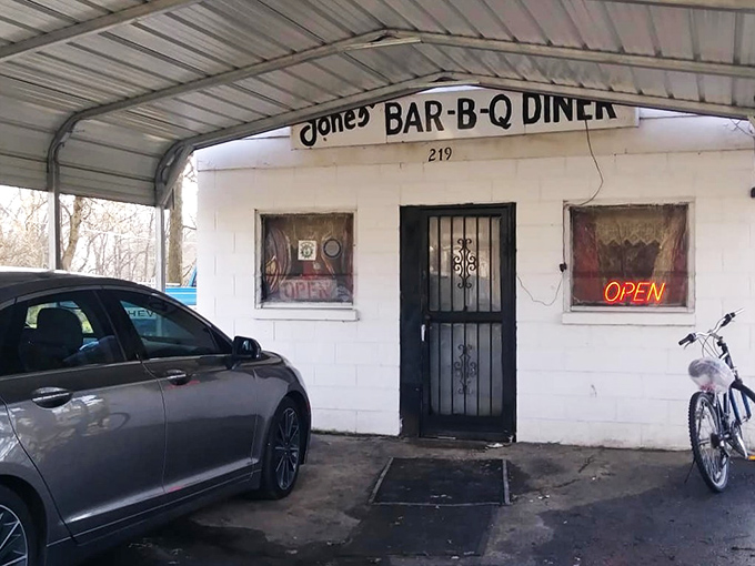 Jones' Bar-B-Q Diner proves great barbecue doesn't need fancy digs&mdash;just generations of know-how and a well-seasoned smoker.