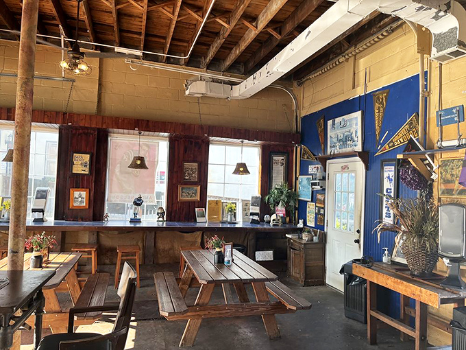 The dining room at Andy Nelson's says, "We spent our decoration budget on better smokers," and your taste buds will thank them.