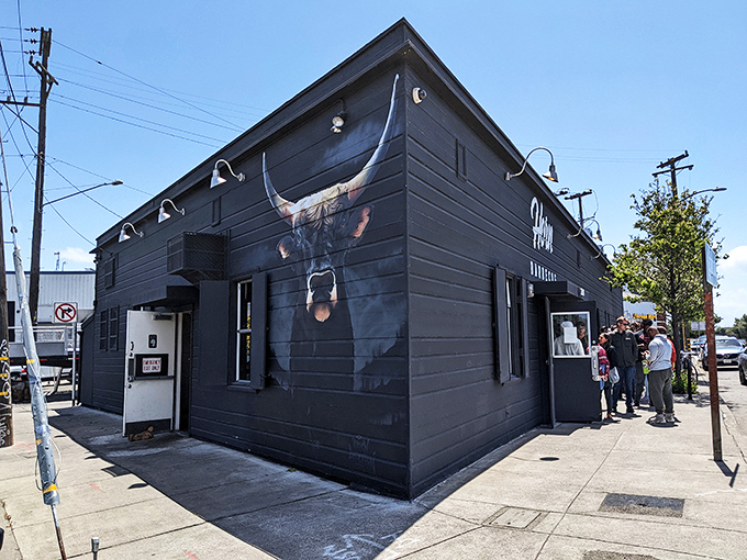 Horn Barbecue: That massive bull silhouette isn't false advertising. The beef here is treated with the reverence usually reserved for religious ceremonies.
