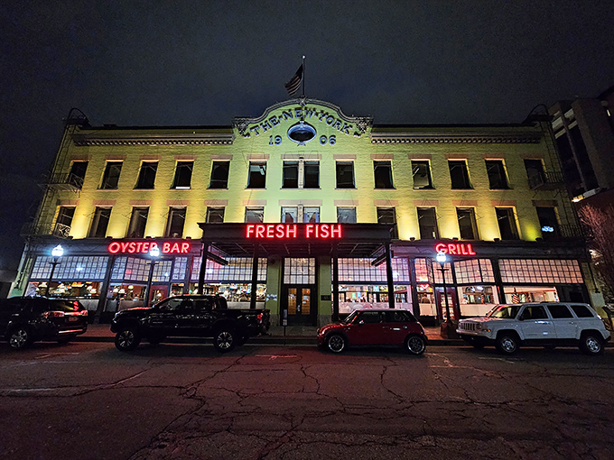 When the sun sets, Market Street Grill's illuminated fa&ccedil;ade becomes a lighthouse for the seafood-starved.