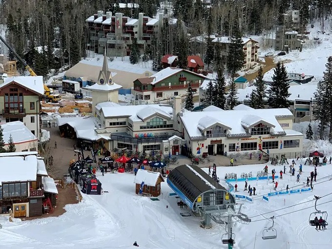 Hotel La Fonda de Taos stands proudly in the plaza, a historic landmark that's seen more stories than a librarian.