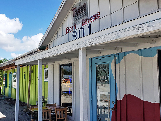 The red awning at Shiver's glows like a beacon of hope for the hungry&mdash;a promise of smoky salvation inside.