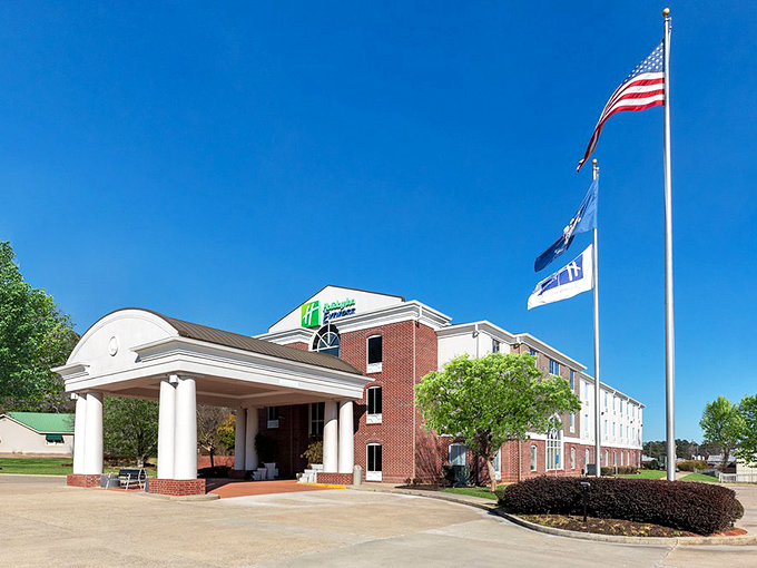 Even Minden's Holiday Inn Express got the Southern hospitality memo &ndash; those columns aren't just architectural flourishes, they're a proper greeting committee.