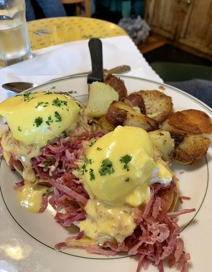 Benedict Arnold may have been a traitor, but this Benedict is loyal to flavor. Hollandaise so yellow it could direct traffic.