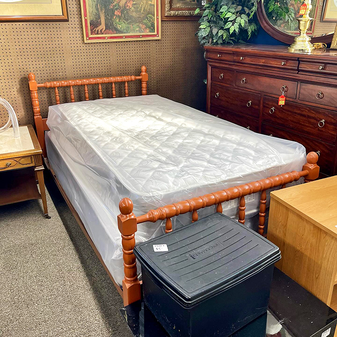 This maple spindle bed frame has probably witnessed decades of bedtime stories and Sunday morning sleep-ins. Just add fresh linens and sweet dreams.