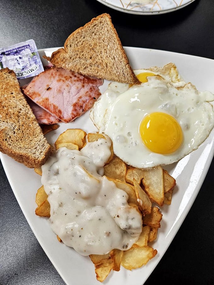 This ham breakfast plate doesn't need Instagram filters&mdash;just your undivided attention. That sunny-side-up egg is practically winking at you.
