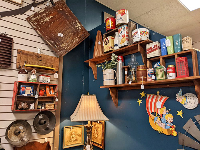 Old tin containers that once held yesterday's pantry staples now hold tomorrow's decorating dreams. That Folgers can is definitely not just for coffee anymore.