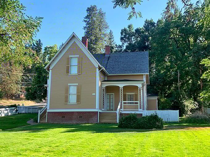 The Beekman House stands as Oregon's answer to Victorian charm&mdash;minus the fog of London and plus the sunshine of the Rogue Valley.