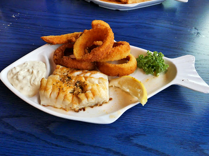 Fish and onion rings presented on a fish-shaped plate&mdash;someone at Mo's clearly understands the importance of thematic consistency in life's simple pleasures.