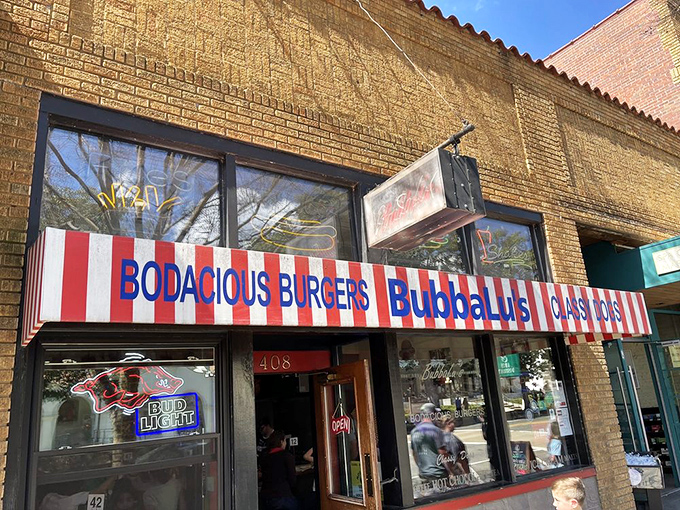 Bubbalus' eye-catching red and white striped awning is basically a hypnotic device saying "You're getting hungry... very hungry..."
