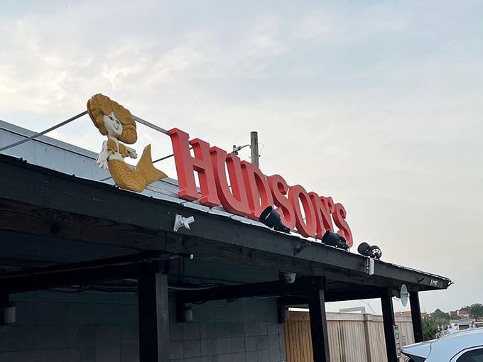 That mermaid sign is the golden ticket to seafood heaven! Hudson's doesn't need fancy decor when the catch is this fresh.