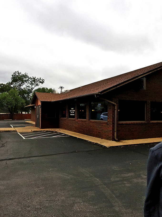 Jo's Famous Pizza: Small town charm, big time flavor. This cozy spot feels like a warm hug from your favorite aunt.