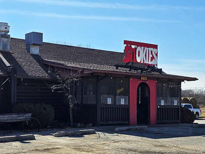 Smokies looks like a cabin where Paul Bunyan might stop for lunch&mdash;if Paul had excellent taste in ribs.