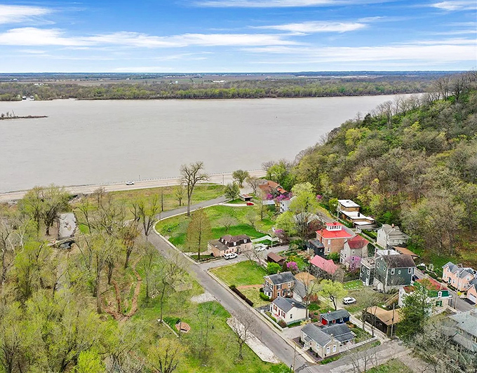 The Mississippi River creates a stunning backdrop for Elsah's historic homes &ndash; nature's version of perfect mood lighting.