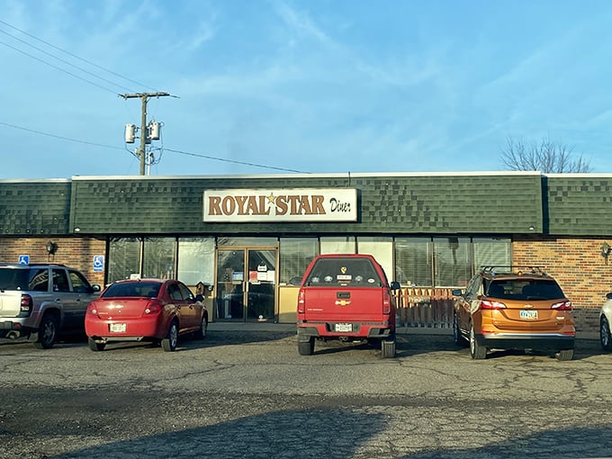 No actual royalty required &ndash; just bring your appetite to this Sebring staple where the breakfast portions rule with an iron spatula.